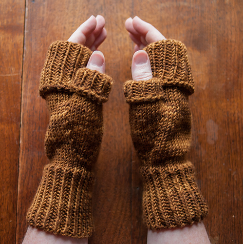 Ravelry: Point Edwards Mitts pattern by Fairlight Fibers