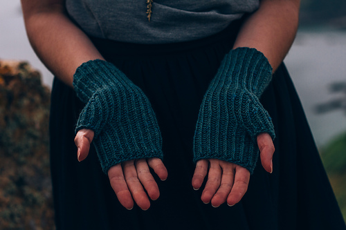Ravelry: Pembroke Bay Mitts pattern by Fiona Alice