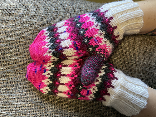 Ravelry: Happy Mittens pattern by Meiju Kallio