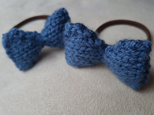 Ravelry: Knitted Bows pattern by Fitting in Knitting