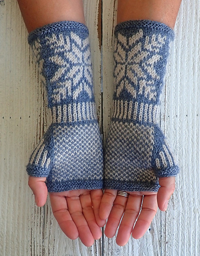 Ravelry: Star Lit Mitts pattern by Traci Scott