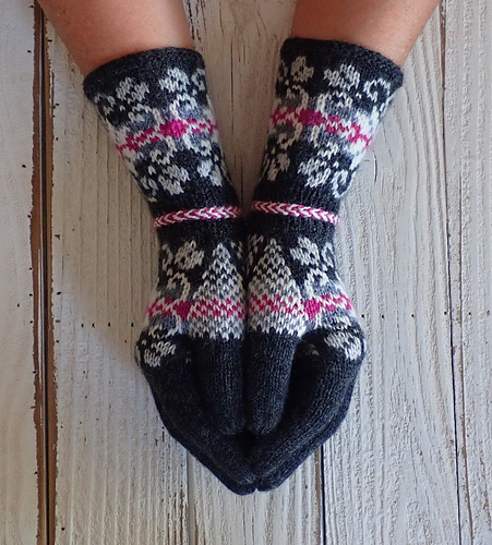 Ravelry: Evening Gloves pattern by Traci Scott