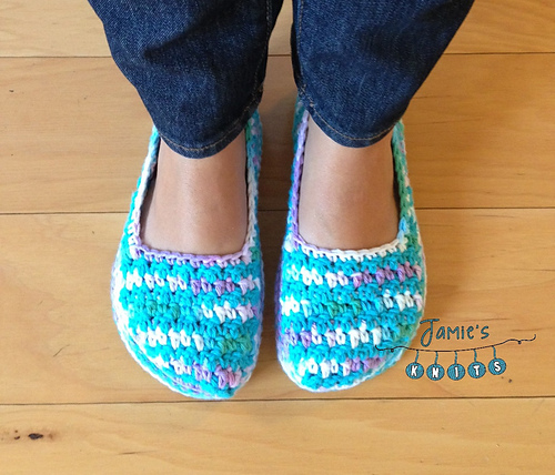 Ravelry: Sea Breeze Houndstooth Slippers pattern by Maria Bittner