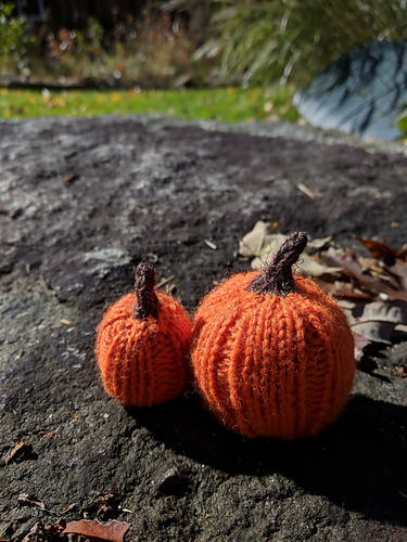 Ravelry: Tiny (and Tinier) Pumpkins pattern by Nicole Flynn