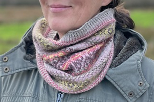 Ravelry: Advent Flower Cowl pattern by Anthea Willis