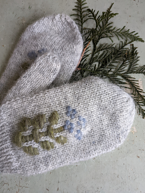 Ravelry: Arianne Mittens pattern by Fox & Folk