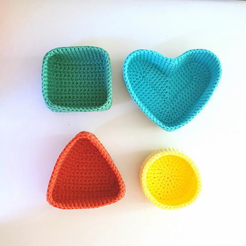Ravelry: Super simple triangle basket pattern by Ellie Richards