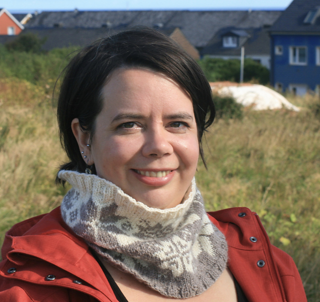 Ravelry: Snow in the Mirror Cowl pattern by Frauke Urban