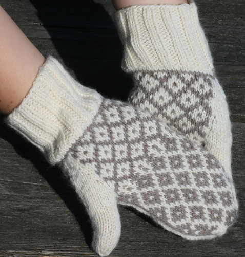 Ravelry: Snow in the Mirror Mittens pattern by Frauke Urban