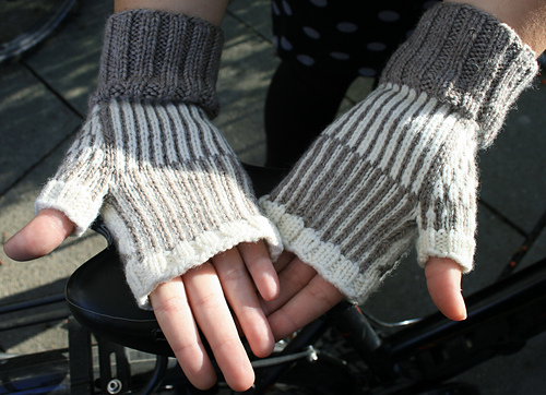 Ravelry: Snow in the Mirror Mittens pattern by Frauke Urban