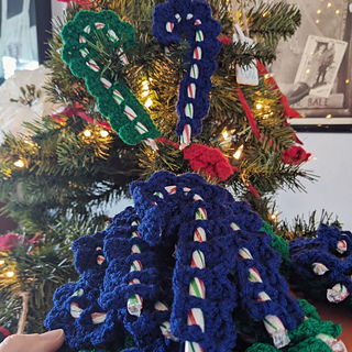 Ravelry: Geminihooks' Victorian Candy Cane Cover