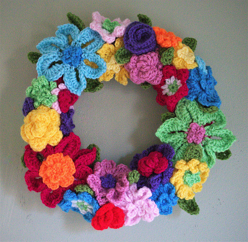 Ravelry: Flower Power Wreath pattern by Teenie Crochets