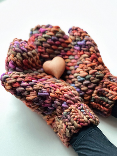 Ravelry: Sea Stone Mittens pattern by Colette Henry
