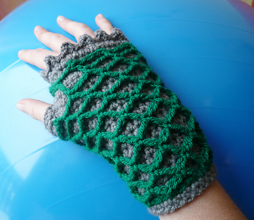 Ravelry: Green Fishnet Mitts pattern by Evelyn Beer