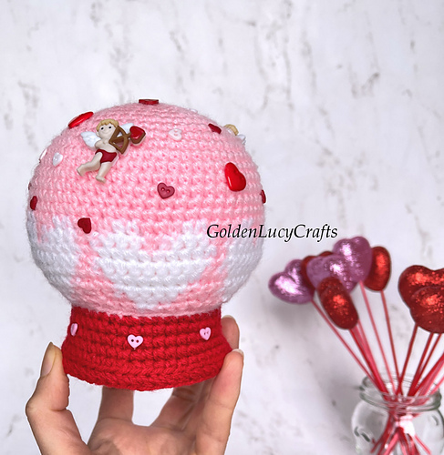 Ravelry: Valentine’s Day Snow Globe pattern by GoldenLucyCrafts