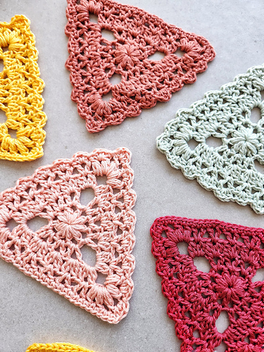 Ravelry: Floral Triangle Bunting pattern by Gootie (Agat Rottman)