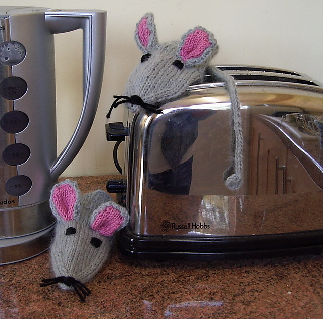 Ravelry: Mouse Mittens pattern by Janine Le Cras