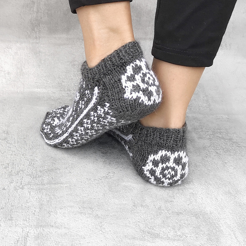 Ravelry: Halvblomsttøfler pattern by Gurimalla Design