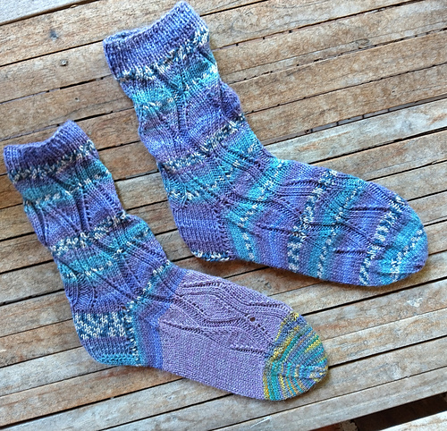 Ravelry: Socken Strukturi pattern by Petra Baur