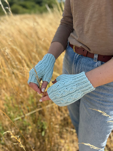 Ravelry: Deidra Fingerless Mitts pattern by Hannah Cross
