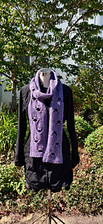 Ravelry: Paw Print Scarf pattern by Elizabeth Hennies