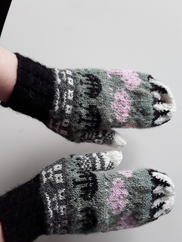 Ravelry: Spooky Park Mitts mystery KAL pattern by Hanna Kyttä