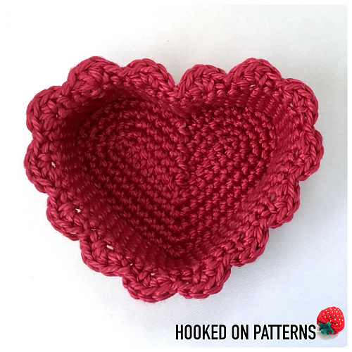 Ravelry: Simple Heart Baskets pattern by Ling Ryan