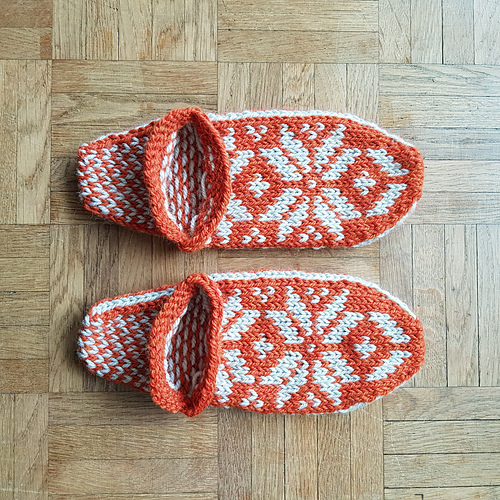 Ravelry: 0-1057 Holly Jolly Steps pattern by DROPS design
