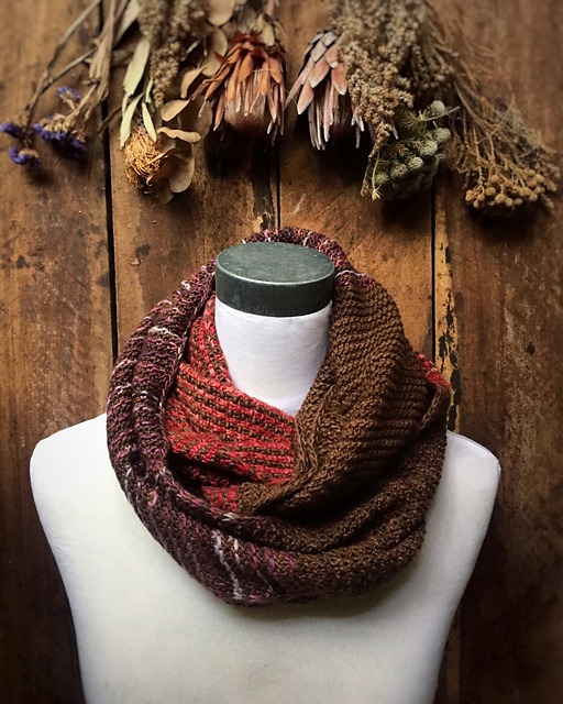 Ravelry: Collines Cowl pattern by Tash Goodson