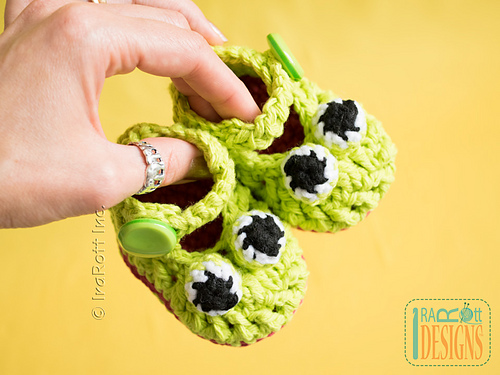 Ravelry: Crazy Eyes Frog Booties pattern by Ira Rott