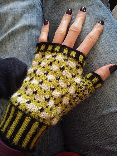 Ravelry: Sheep mitts pattern by Sandra Jäger