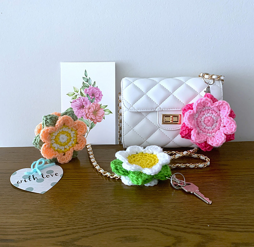 Ravelry: Daisy Flower Keychain pattern by JTcreations