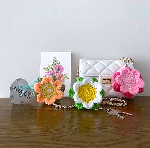 Ravelry: Daisy Flower Keychain pattern by JTcreations