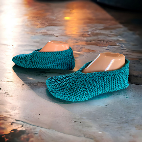 Ravelry: Minimalist Round Toe Slippers pattern by Janis Frank