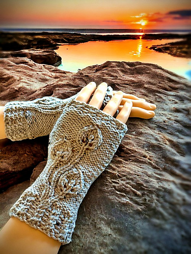 Ravelry: Autumn Leaf Half Gloves pattern by Janis Frank