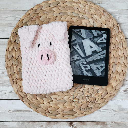 Ravelry: Piggy Tablet Sleeve pattern by Chung Yang