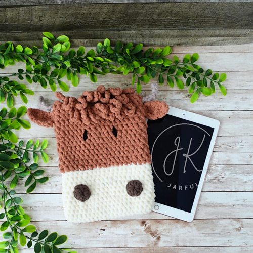 Ravelry: Highland Cow Tablet Sleeve pattern by Chung Yang