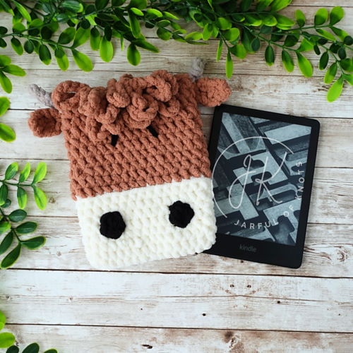 Ravelry: Highland Cow Tablet Sleeve pattern by Chung Yang