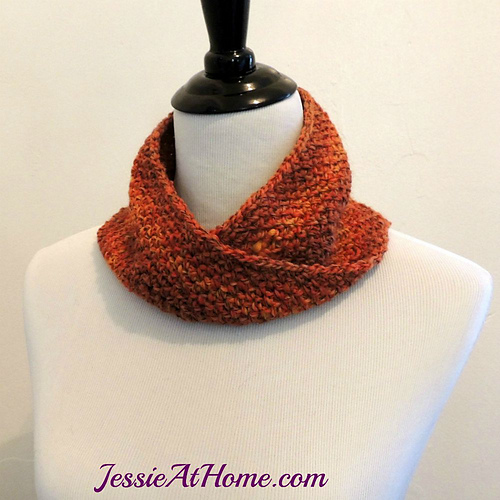 Ravelry: Linen Stitch Mobius Cowl pattern by Jessie Rayot