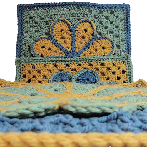 Ravelry: That 70s Square pattern by Jessie Rayot