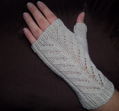 Ravelry: Autumnal Mitts pattern by FibreAndThreads