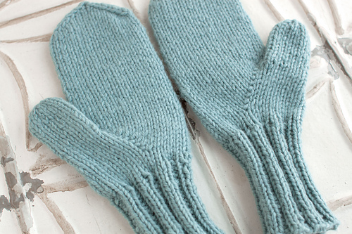Ravelry: Basic Classic Worsted Mittens pattern by Jocelyn Tunney