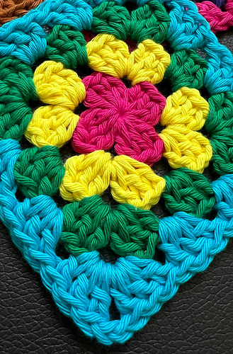 Ravelry: Multicolor Classic Granny Square pattern by Jolly Lizard