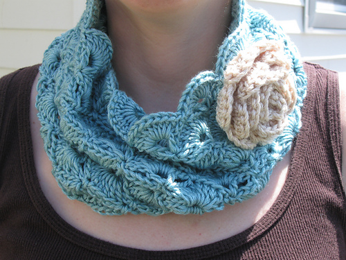 Ravelry: The Perfect Cowl w/detachable flower pattern by Jonna Ventura