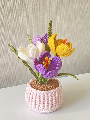 Ravelry: Crocus flower crochet with pot pattern by Lovelystitches4u