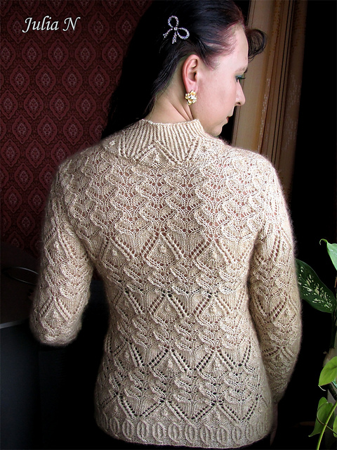 Ravelry: #6 Triangle and wavy pullover pattern by Hitomi Shida (志田 ひとみ)