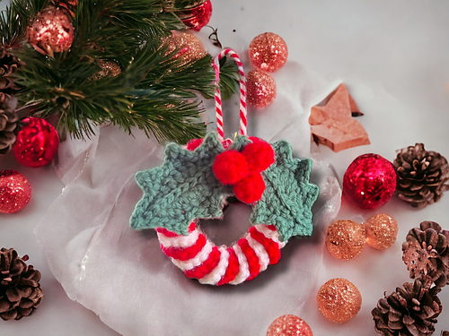 Ravelry: Christmas Wreath with Holly pattern by Julia Pilling