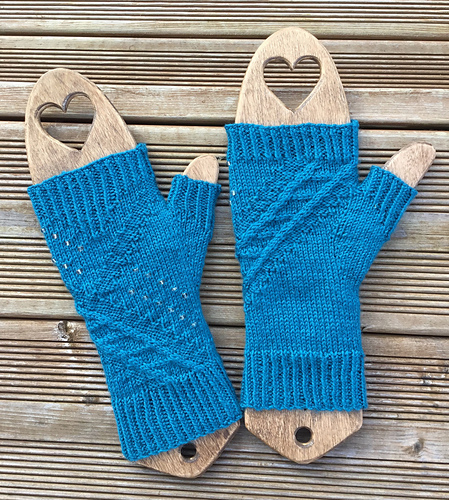 Ravelry: Winding Stairway Mitts pattern by Sabine Kastner