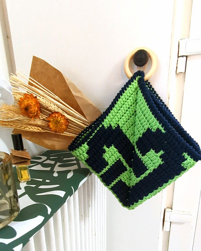 Ravelry: Four Heart Knot pattern by Gaëlle Urbanet