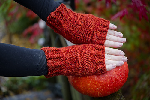 Ravelry: Harvest Moon MItts pattern by Karen Bledsoe - Hissy Stitch Designs